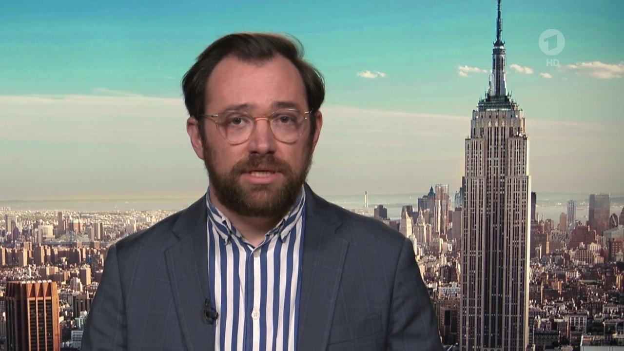 Jan Koch, ARD New York, mit aktuellen Informationen zu Auto rast in ...