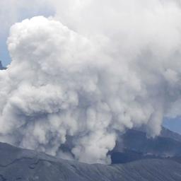 Vulkan Semeru auf der indonesischen Insel Java erneut ausgebrochen ...