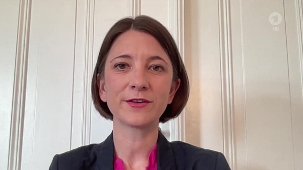 Laura von Daniels, Stiftung Wissenschaft und Politik, mit einer ...