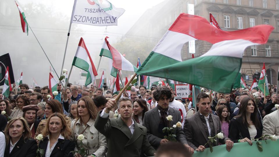 Wahlkampf-Auftakt in Ungarn: Zehntausende bei Demos in Budapest ...