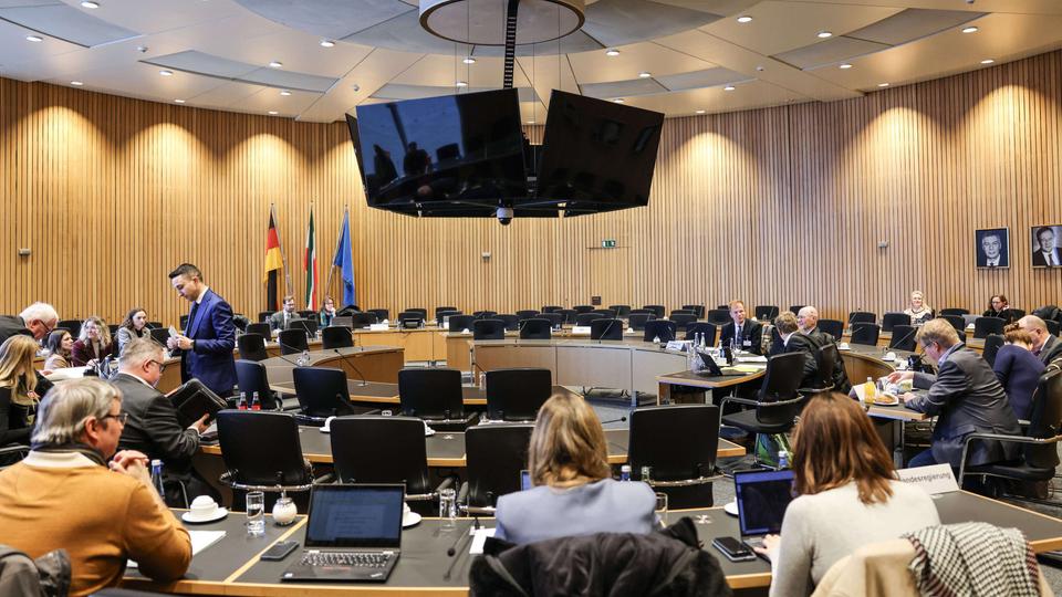 Nordrhein-Westfalen: Anschlag in Solingen: Ministerium hält SMS von ...