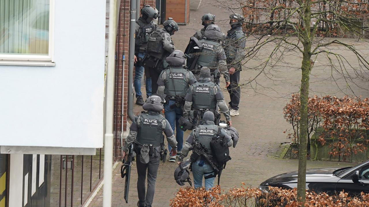 Bewaffneter Mann nimmt Geiseln in einer niederländischer Bar ...