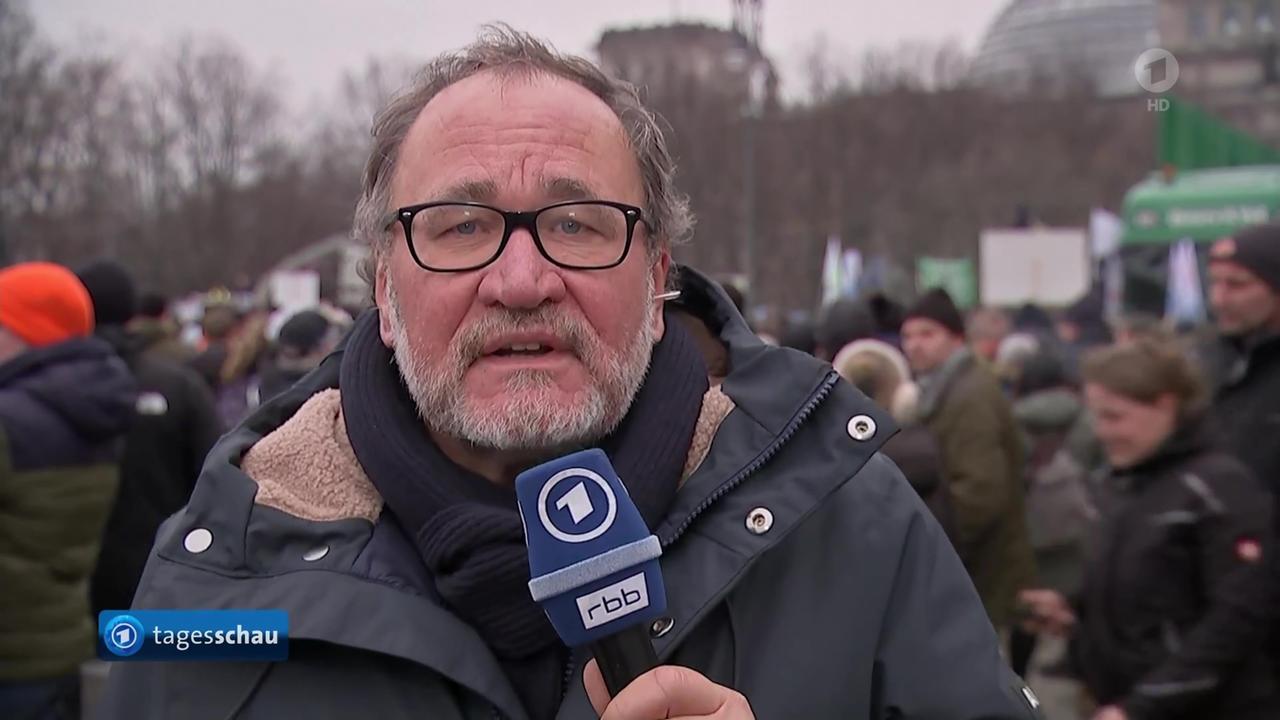 "Die Landwirte sind zornig", Andreas König, RBB, zu Demo gegen Aus für Agrgradiesel | tagesschau.de