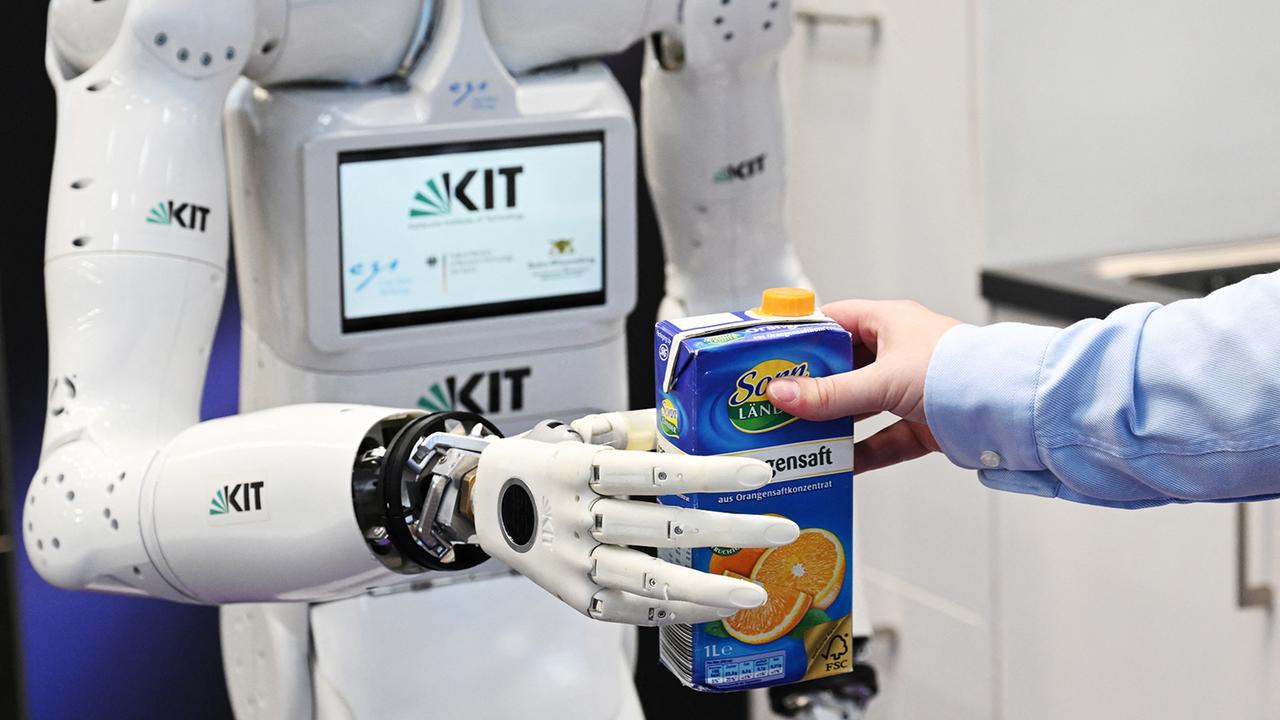 Wie Roboter in der Pflege helfen können | tagesschau.de