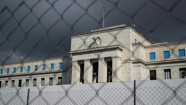 Das Gebäude der US-Notenbank Fed in Washington, D.C., hinter einem Bauzaun.