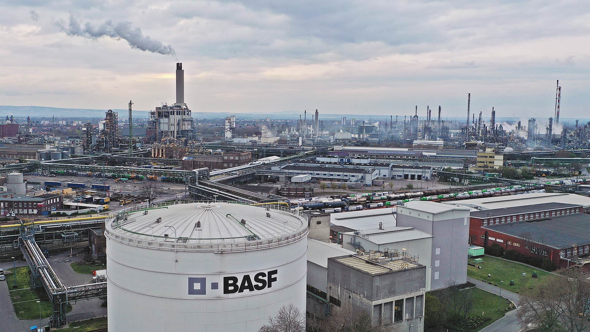 BASF will noch mehr sparen und Stellen streichen | tagesschau.de