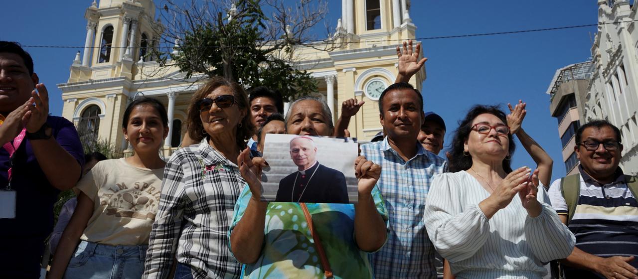 Katholische Peruaner feiern neuen Papst Leo XIV. | tagesschau.de