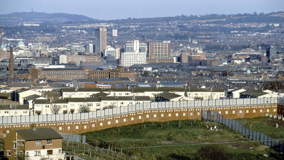 Eine Mauer soll Belfasts Frieden sichern | tagesschau.de