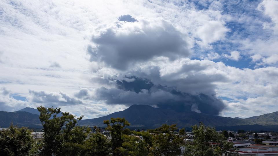 Japanischer Vulkan Aso ausgebrochen | tagesschau.de