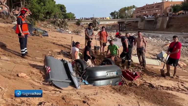 Reportage aus Paiporta: Stolz darauf, wie alle im Chaos zusammenhalten ...