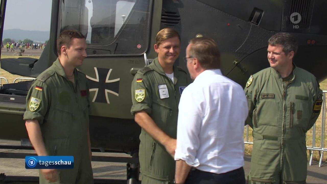 Am "Tag der Bundeswehr" präsentiert sich die Truppe interessierten ...