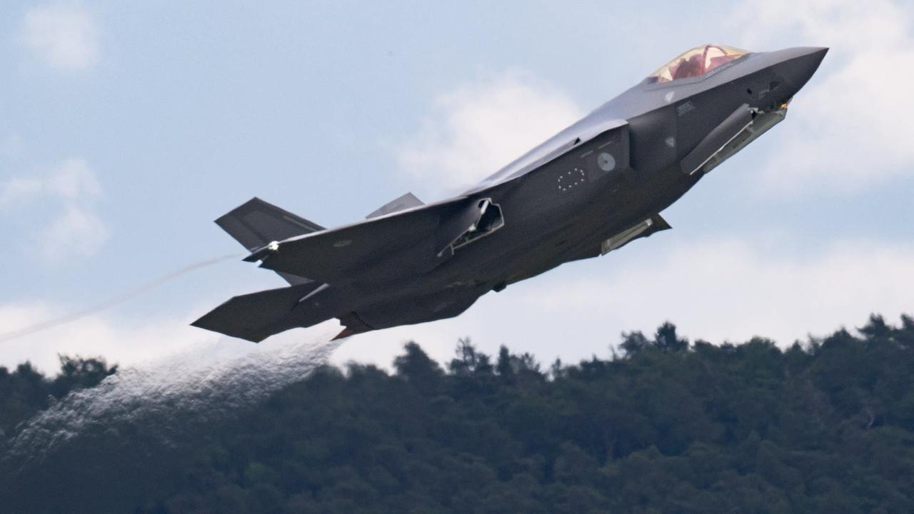 Bilderstrecke: Piloten üben mit Kampfjets am Himmel über Ramstein ...