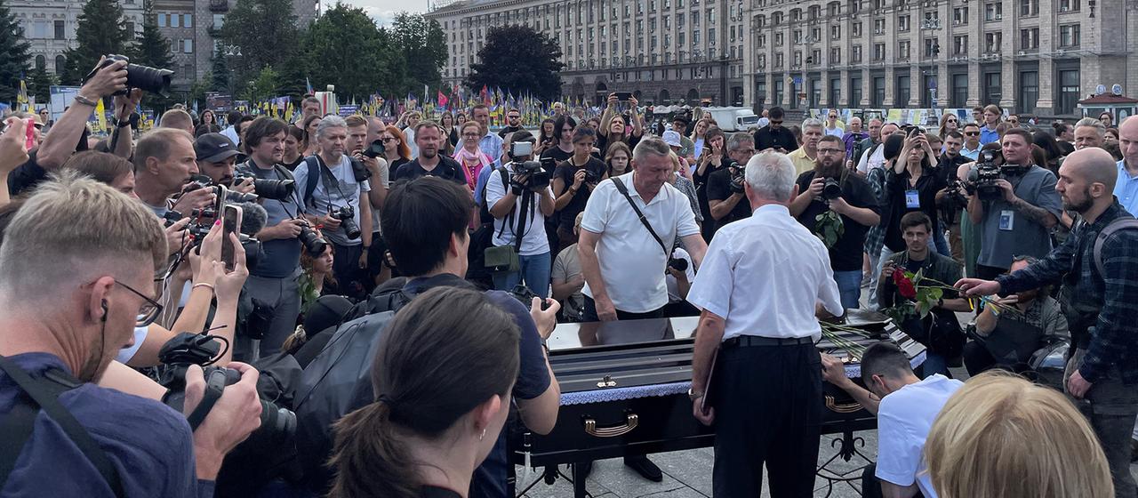 Trauerfeier für Journalistin Roschtschyna in Kiew: "Absolut einzigartig ...