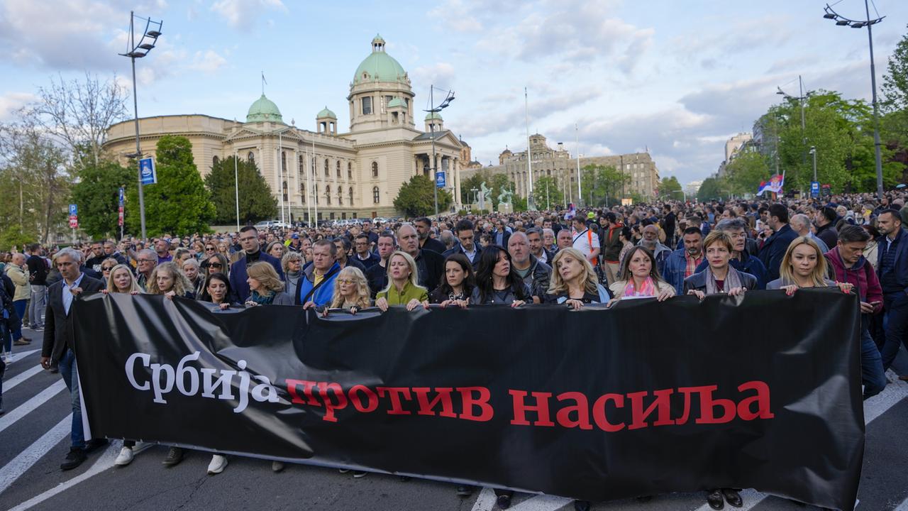 Zehntausende Menschen demonstrieren in Serbien gegen Gewalt | tagesschau.de