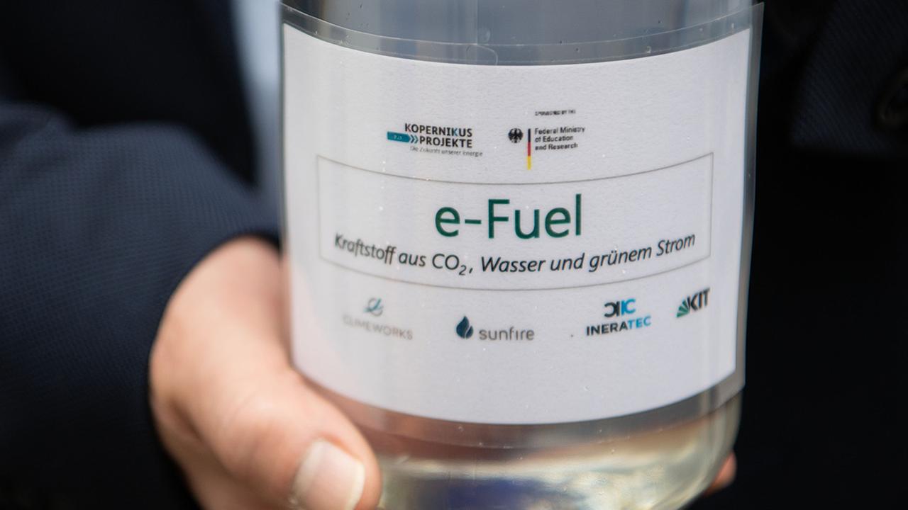 E-Fuels: Wie sinnvoll sind synthetische Kraftstoffe? | tagesschau.de