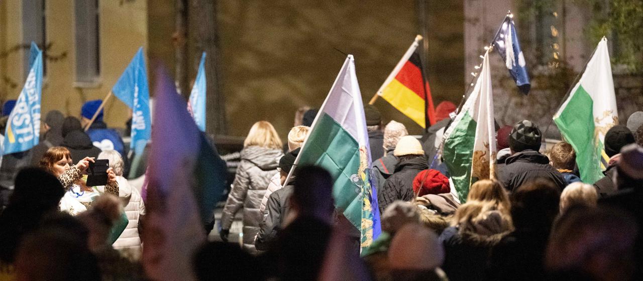 Rechtsextreme "Freie Sachsen" werben für fragwürdige Kredite ...