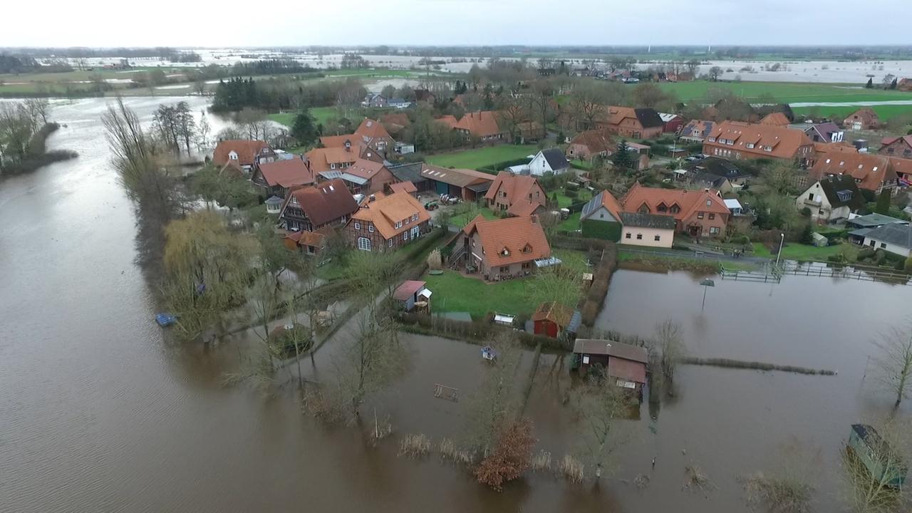 Bilderstrecke: Hochwasser: Eissel ist nur noch mit dem Boot erreichbar ...