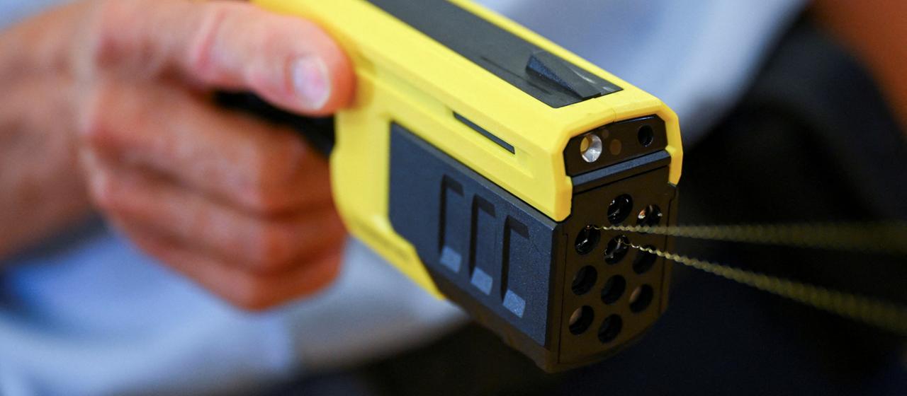 Warum der Einsatz von Tasern bei der Bundespolizei umstritten ist ...