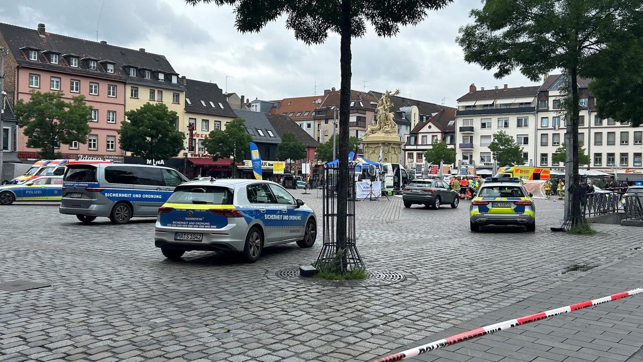 Bilderstrecke: Der Mannheimer Marktplatz nach dem Messerangriff ...
