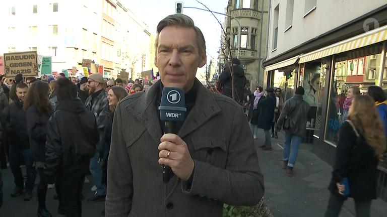 "Es sind ungefähr 30.000", Andreas Turnsek, WDR, zur Demo gegen ...