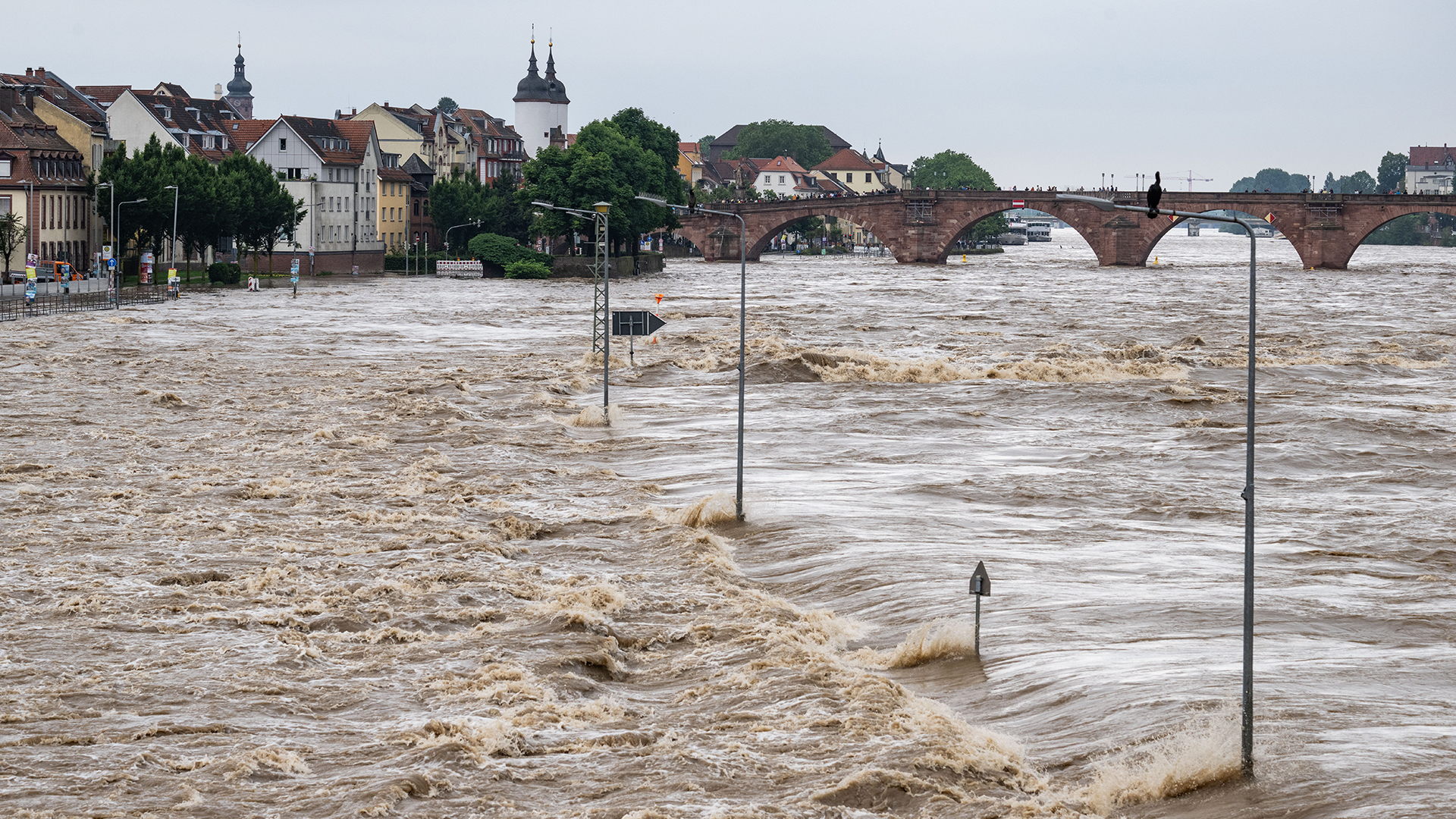 Hochwasser und Klimawandel: Mehr Wärme, mehr Wolken, mehr Regen | tagesschau.de