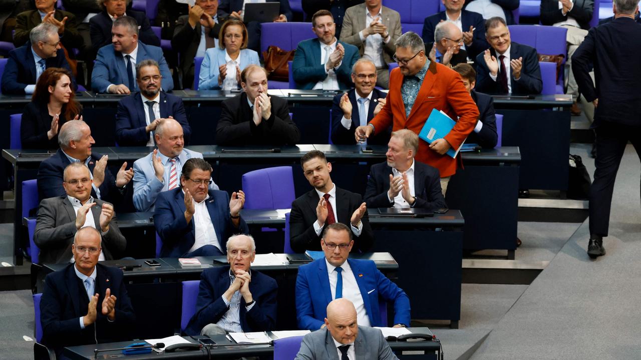 Aktuelle Stunde im Bundestag: "AfD wirft sich Diktatoren an den Hals ...