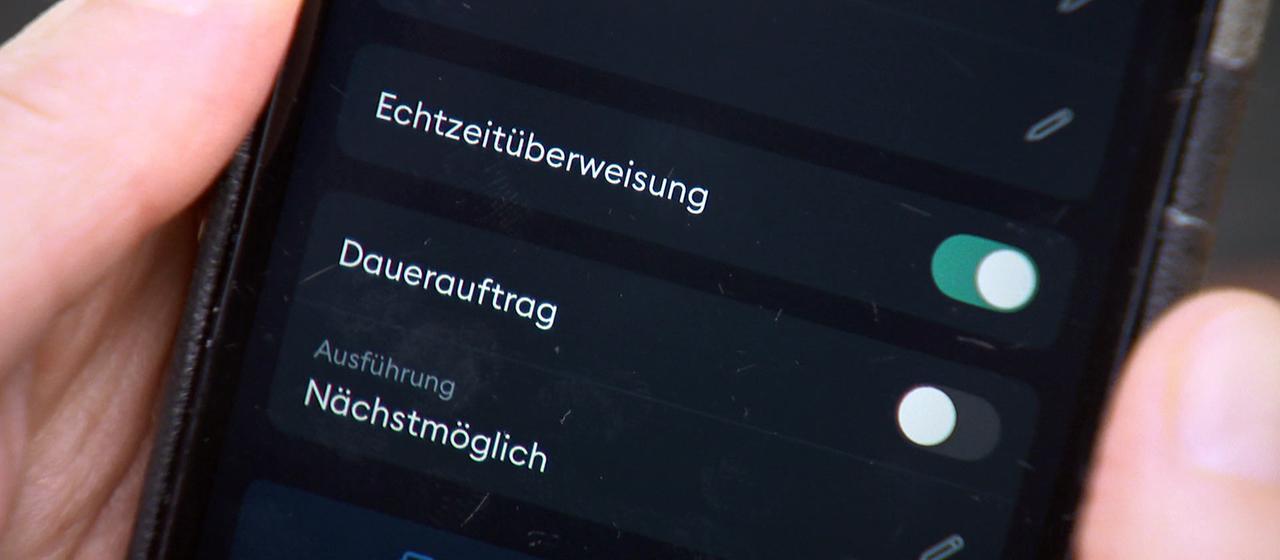 Geld vom Konto in Sekunden - Konkurrenz für PayPal? | tagesschau.de