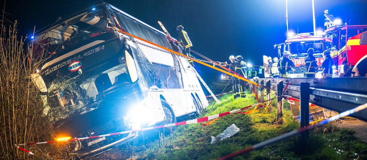 Schweres Busunglück mit mehr als 20 Verletzten auf A44 in NRW | tagesschau.de