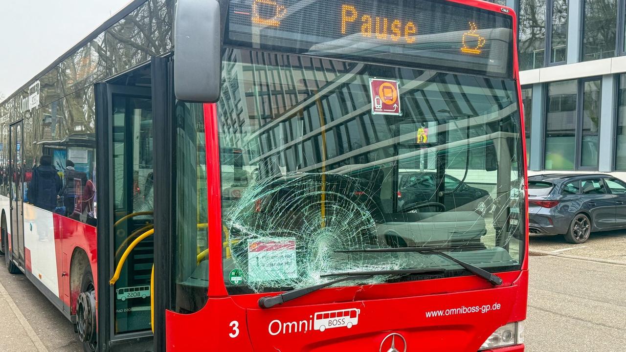 Baden-Württemberg: Karlsruhe: Frau wird von Bus erfasst und schwer ...