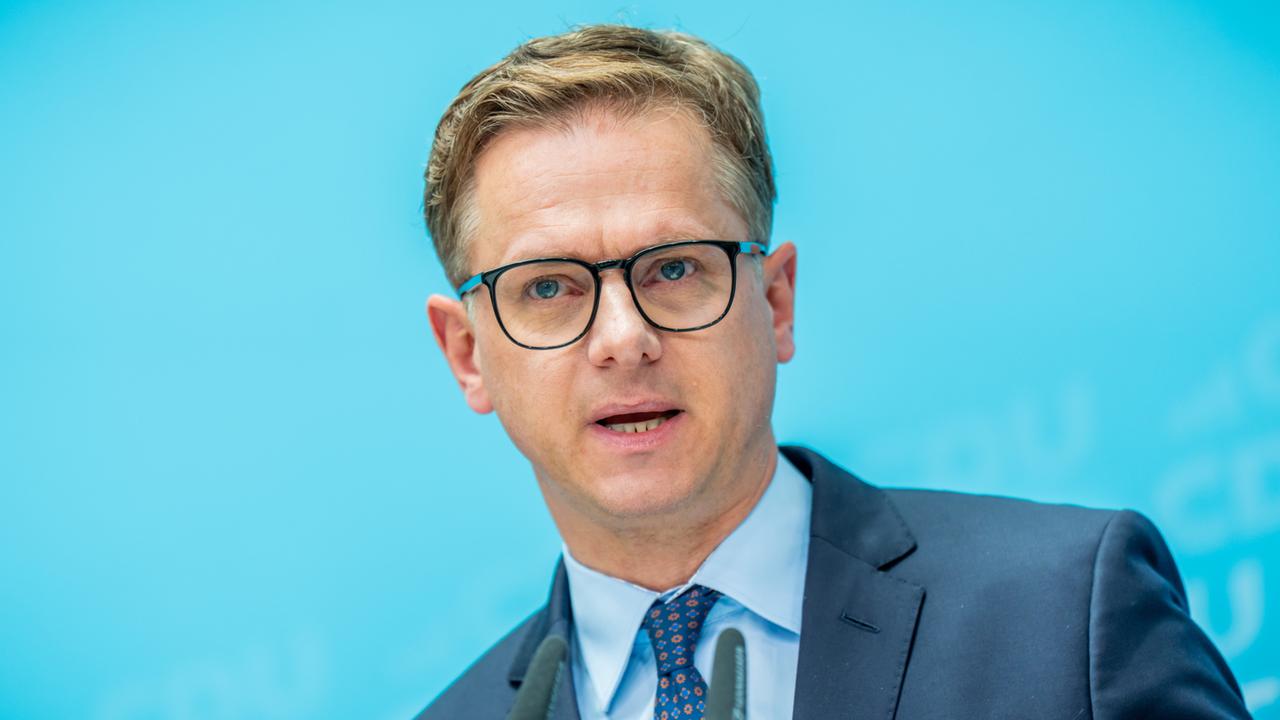 Zehn Jahre nach "Wir schaffen das": Linnemann zieht kritische Bilanz ...