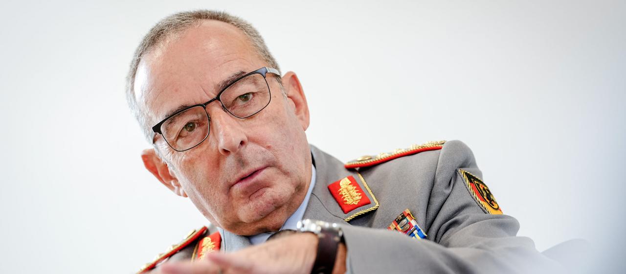 Generalinspekteur Breuer will alle jungen Männer mustern lassen ...