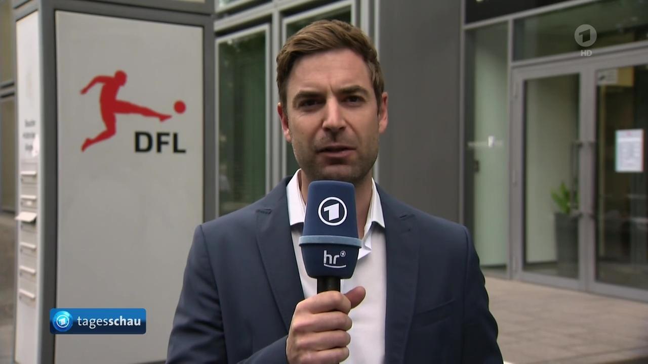 Oliver Mayer, HR, mit Informationen zur Auktion der Bundesliga Live ...