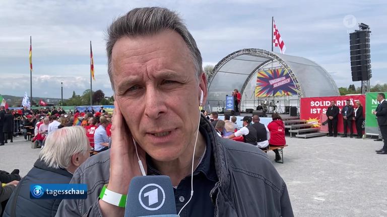 Axel John, SWR, zzt. Koblenz, berichtet von der DGB-Kundgebung und dem ...