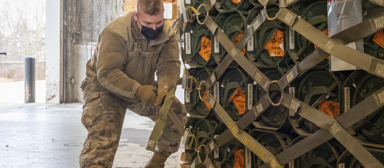 Rüstungsgüter für Krieg: Wer an Kiew liefert - und wer an Moskau ...