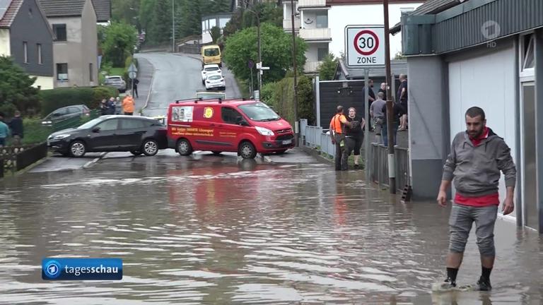 Unwetter durch Starkregen verursachen in Teilen Deutschlands Überschwemmungen - Beispiele aus ...