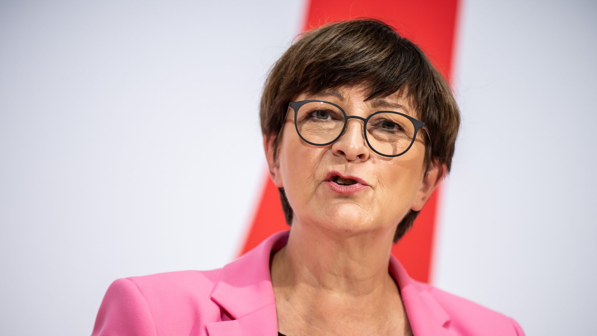 Esken will Schuldenbremse für 2023 und 2024 aussetzen | tagesschau.de